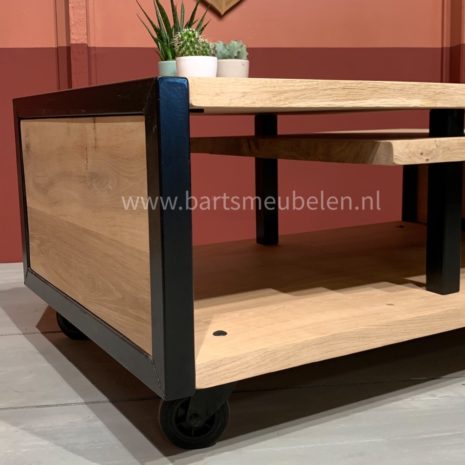 Industriële salontafel Colin van eikenhout en staal op maat