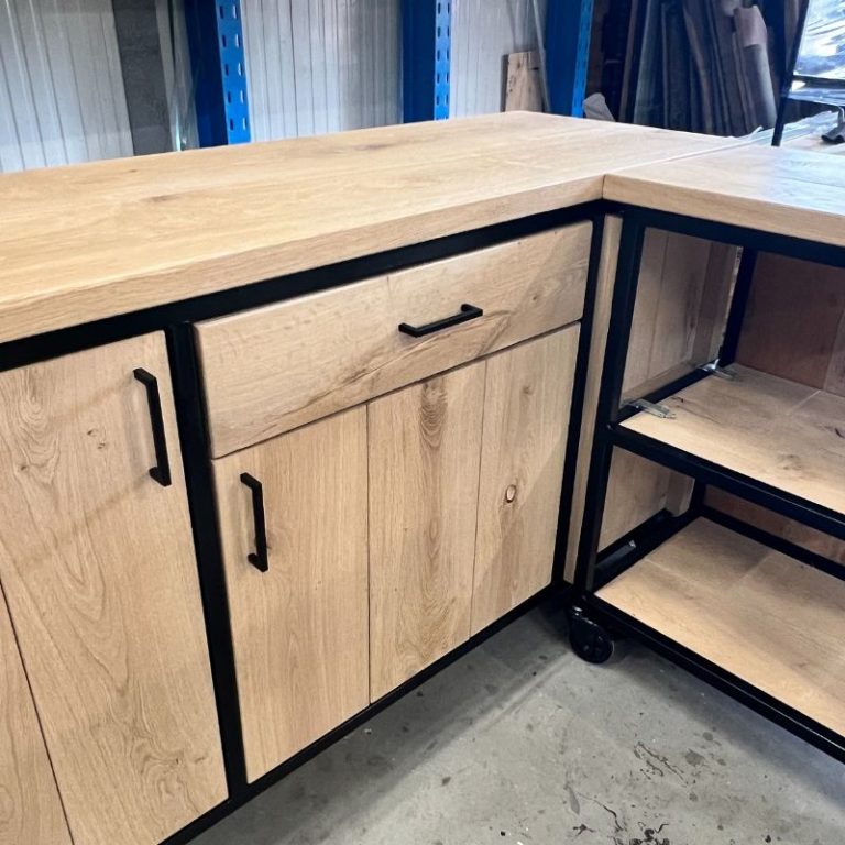 Debrasseer kast horeca op maat van eikenhout en zwart staal