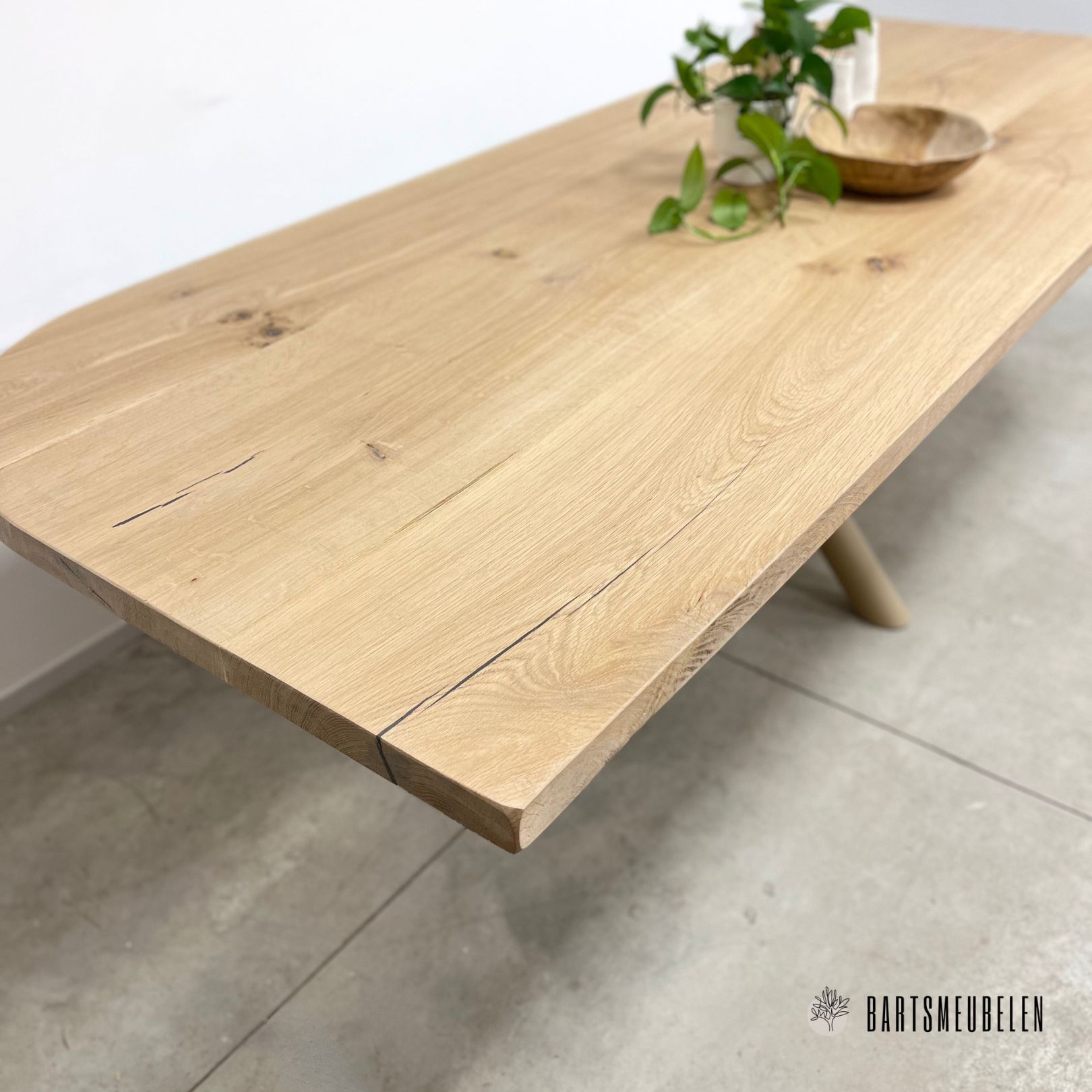 Eiken tafel met rond en rechte randen Jade | Bartsmeubelen